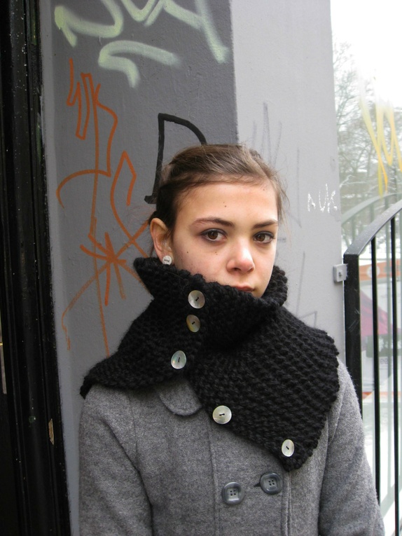 Sort hals med knapper - Epla